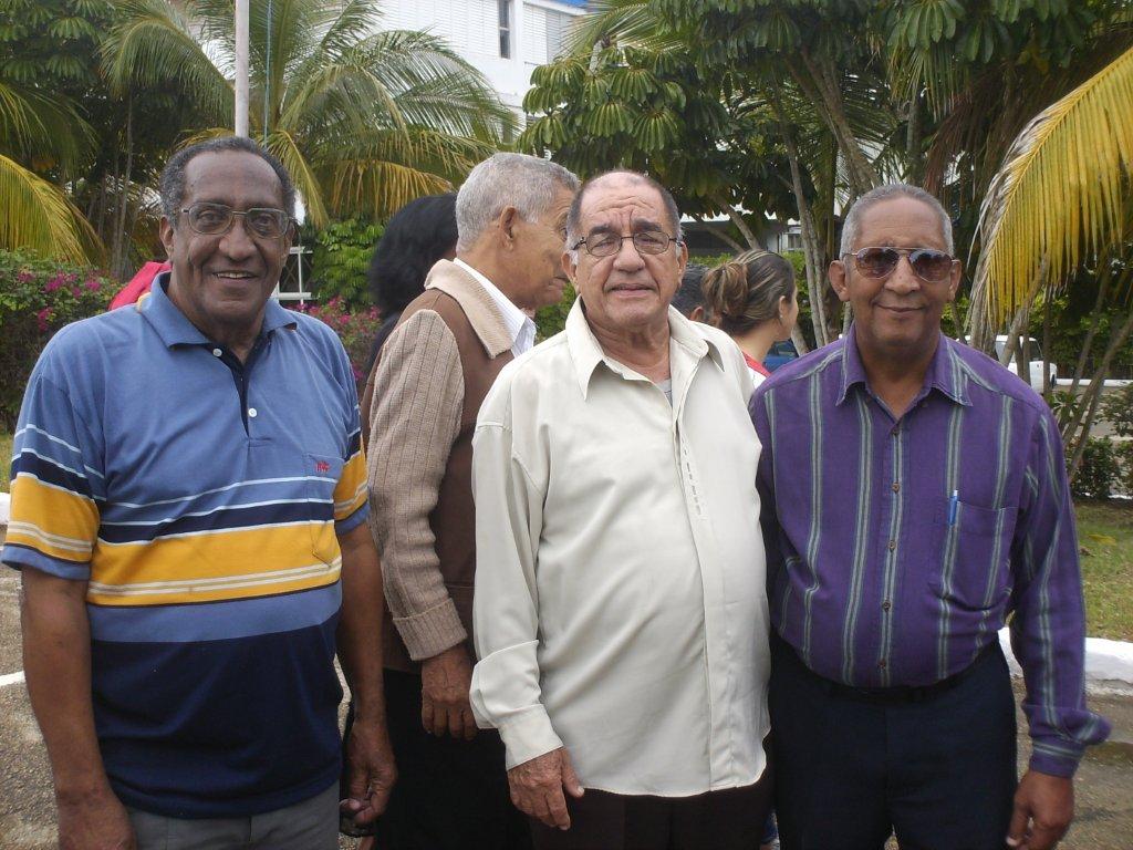 Archivo:Harfy y otros graduados.jpg - EcuRed